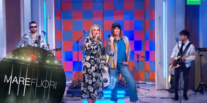 Simona Ventura e Paola Perego cantano la sigla di Mare Fuori Simona Ventura e Paola Perego cantano la sigla di Mare Fuori